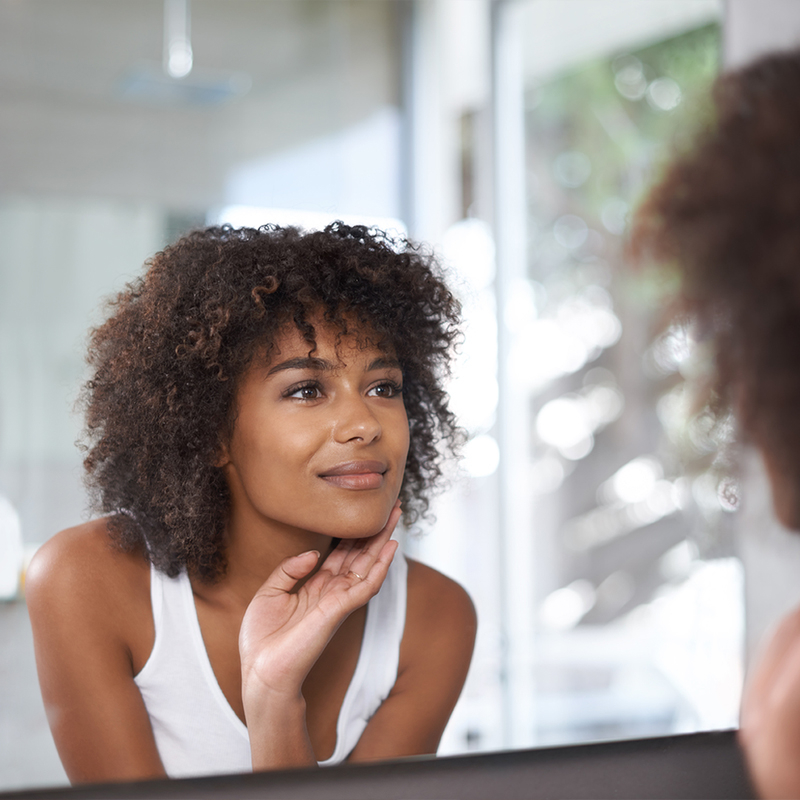 Conoce las causas de manchas oscuras en la piel | BIODERMA